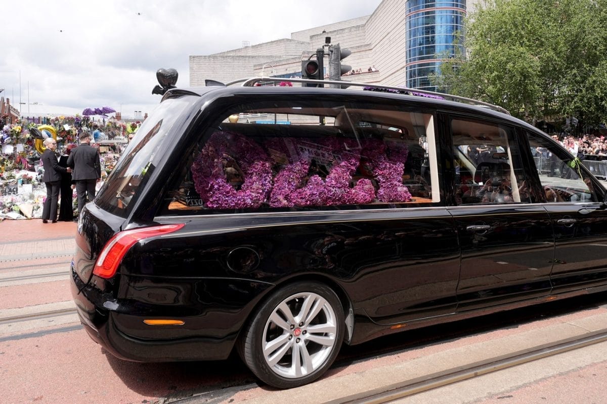 Fans despiden Ozzy Osbourne: funeral reúne a miles en Birmingham - La ... Fans despiden Ozzy Osbourne: funeral reúne a miles en Birmingham - La ...